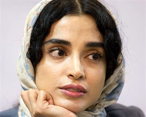 عکس های جنجالی الهه حصاری با هودی سفید و جذابش در اتاق خواب روزنامه هفت صبح