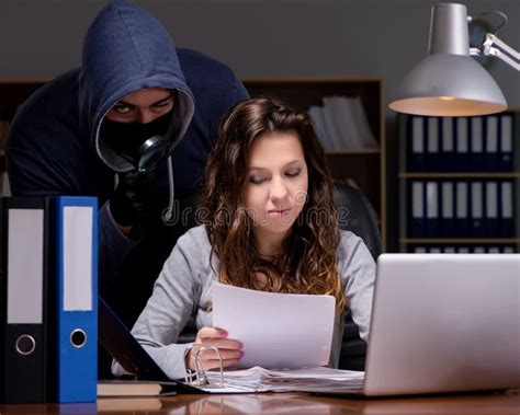 Hacker Robando Datos Personales De Su Computadora Personal Imagen De