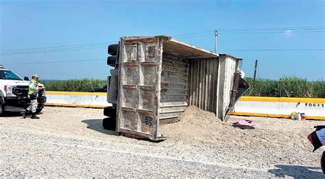 Vuelca camión cargado con grava en la Cuernavaca Acapulco Noticias