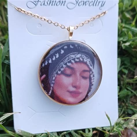 خرید و قیمت گردنبند رزینیگردنبند عکسعکس رزینی از غرفه دنیای شگفتی