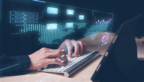 데이터 관리와 데이터 분석의 개념에서 키보드를 사용하는 사업가 그래프 차트 데이터를 보면서 키보드로 타이핑하는 남자 인터넷