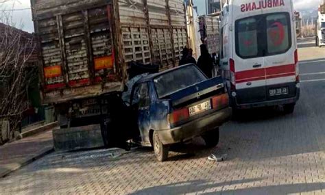 Park halindeki kamyona çarpan otomobildeki yolcu öldü
