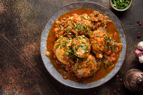 나물과 양파 실 란 트로 파 슬 리 민트 전통적인 동양 요리 Chakhokhbili 맛 있는 수 제 음식 토마토 소스 치킨
