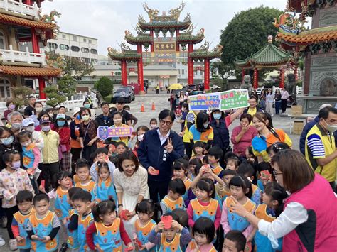 陳其邁春節發龍年小紅包│湖內警宣導全民防詐同歡