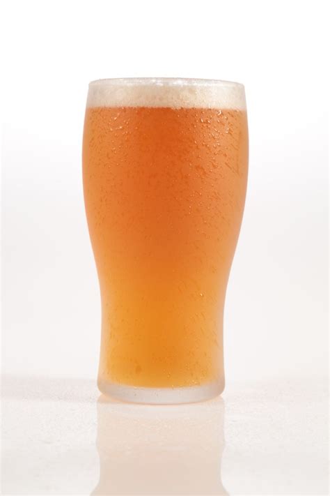 一杯啤酒图片 光照下木桌上的一杯啤酒素材 高清图片 摄影照片 寻图免费打包下载