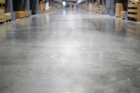 대형 창고 상점에서 콘크리트 바닥의 낮은 각도 보기 배경에 대한 내부 비즈니스 물류 유통 저장 화물 개념 콘크리트에 대한 스톡