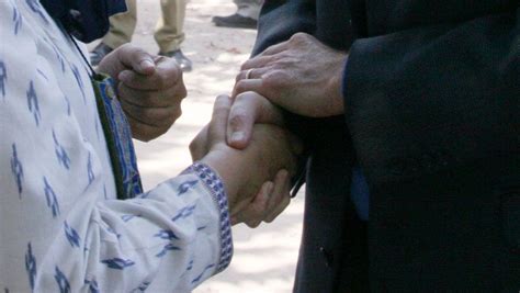 A Bow A Kiss Or A Handshake How To Greet Overseas Business Contacts