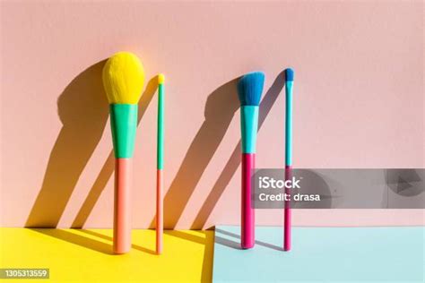 다양한 색상 배경에 그림자가 있는 패션 메이크업 브러쉬 컬렉션 세트 전면 보기입니다 화장용 브러시에 대한 스톡 사진 및 기타