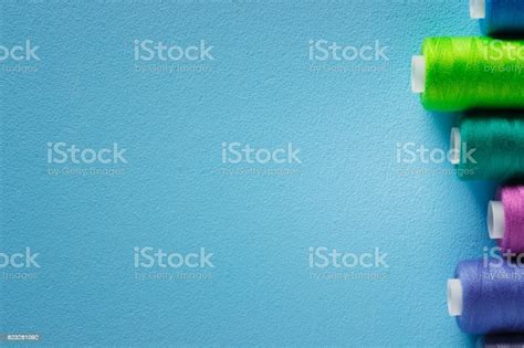 파란색 배경에 화려한 스풀 스레드의 설정 이랑입니다 최고의 볼 수 있습니다 평면 배치 개체 그룹에 대한 스톡 사진 및 기타