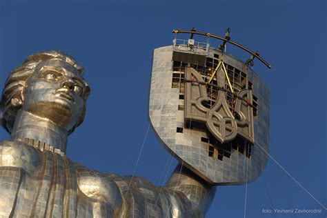 Kiievi Suurimal Monumendil Asendati Sirp Ja Vasar Rahvussümboliga
