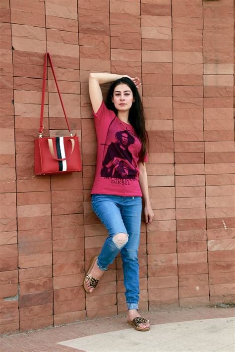 Memoona Qudooss Feet