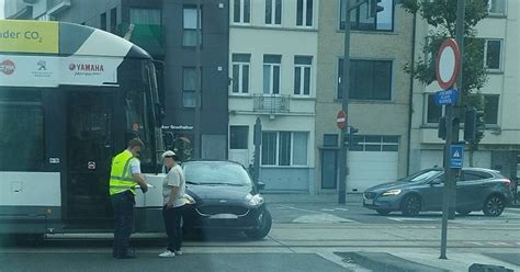 Aanrijding Tussen Tram En Auto Op Italiëlei Antwerpen Hln Be