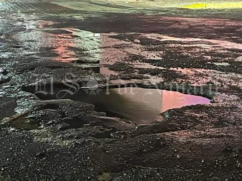 Mujer cae a enorme bache con todo y moto en Av Insurgentes Vale por México