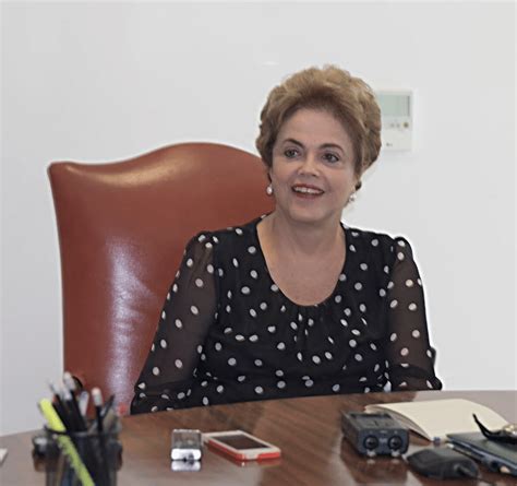 Dilma diz que luta até o último minuto fala em vencer e propor pacto