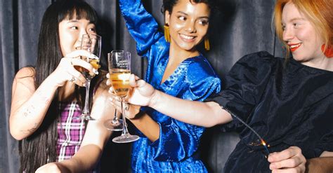 건배 그룹 기쁨 다양성 단란함 레저 미소 밤문화 백포도주 사회화 샴페인 스파클링 와인 실내 파티 안경 여자 우정 웃음 유대감 형성 재미