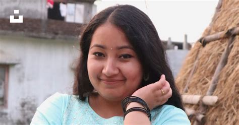 Foto Una Mujer Parada Frente A Una Choza De Paja Imagen Itahari