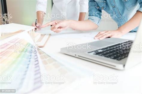 青写真計画の概念に取り組む建築家エンジニアの設計建設コンセプト エンジニアのストックフォトや画像を多数ご用意 エンジニア オフィス