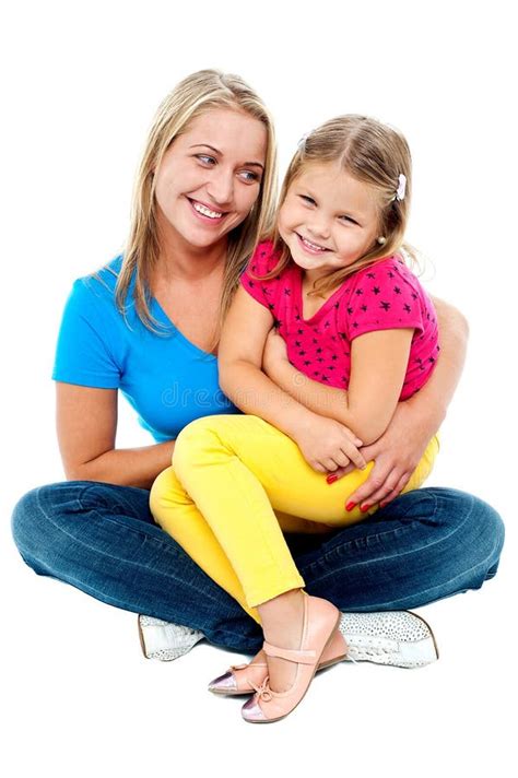 Hija Linda Que Abraza A Su Mama Tiro Ocasional Foto De Archivo