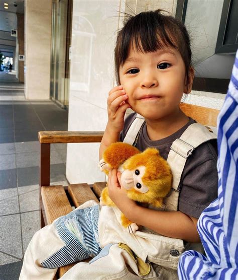 カジサックandヨメサックさんのインスタグラム写真 カジサックandヨメサックinstagram「パパからおはるへ日光のお土産🐵 お気に入りで