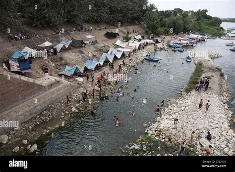 Egyptian Families Are Gathering On The Banks Of The Nile In The Qanater
