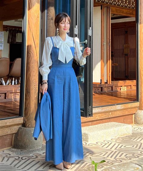 바이감 데님소재의 셋업 제품으로 뷔스티에 점프슈트와 볼레로 느낌의 크롭자켓 세트구성으로