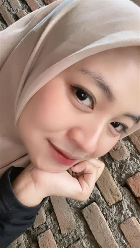 Knpa Cewe Suka Foto Pegang Dagu