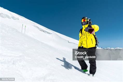 스키 슬로프에 서입니다 가벼운 정장 헬멧 및 마스크 스키 남자 스키입니다 에 배경 눈 덮인 산 스키 코 카 서 스 산맥 Elbrus 러시아 가지 식물 부위에 대한 스톡 사진