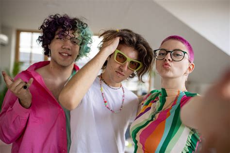 분홍색과 파란색으로 염색 된 머리카락을 가진 백인 남성과 여성 친구 셀카 찍기 셀카에 대한 스톡 사진 및 기타 이미지 셀카 십대 청소년기 Istock