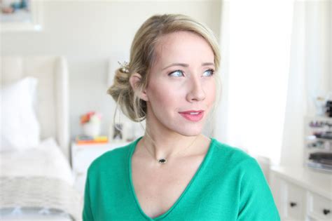 One Minute Messy Bun Tutorial