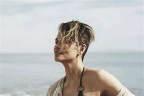 Halle Berry 56 ‘breaks The Internet As She Strips Down To