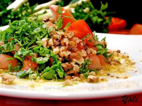 Магданозена салата с орехи | Queens food, Healthy recipes, New recipes