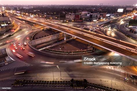 고속도로 평면도 도로 교통은 중요한 인프라 드론 공중보기는 원형으로 비행 교통 교통 대중 교통 또는 통근 도시 생활 개념의 경제 및 에너지 교통 0명에 대한 스톡 사진 및
