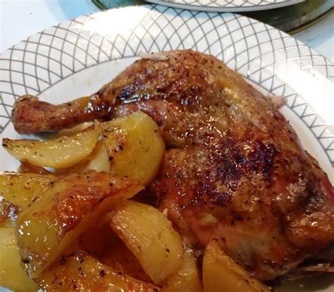 Κοτόπουλο με πατάτες λεμονατες στο φούρνο για σήμερα Σε ένα ταψί βάζω τις μερίδες του