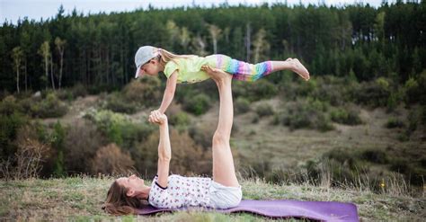 가족 본딩 건강 건강한 생활 고요한 환경 균형 낮 녹지 누워 있는 누워있는 다리 단란함 들어올리다 마음가짐 모자를 쓴 아이 믿음 부모 자녀 활동