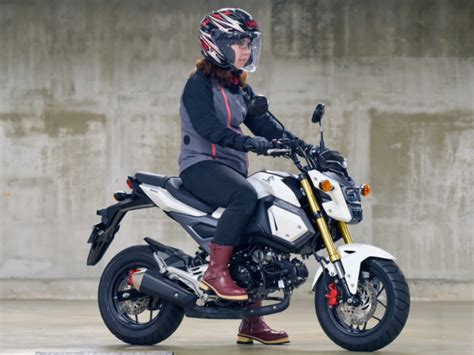 女性ライダーの足つきチェック Grom2018年撮影 バイクトピックス レディスバイク