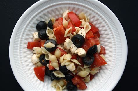 파스타 토마토 모짜렐라를 곁들인 이탈리아 샐러드 요리 배경 0명에 대한 스톡 사진 및 기타 이미지 0명 건강한 생활방식