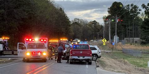 Three People Hurt In Multi Vehicle Crash One Airlifted