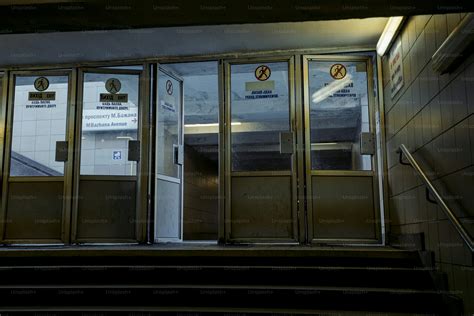 건물로 올라가는 계단 세트 사진 Unsplash의 지하철 이미지