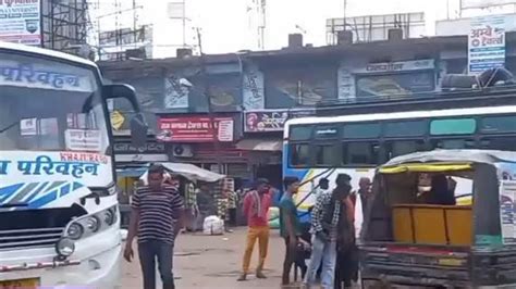 छतरपुर खुले आम उड़ाई जा रही नियमों की धज्जियांयात्रियों ने लगाए गंभीर