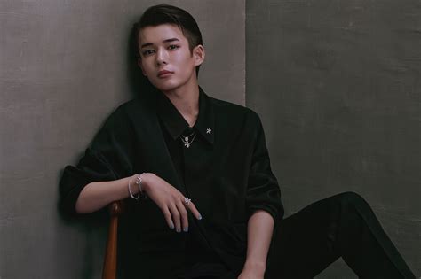 なにわ男子・長尾謙杜、スワロフスキーのクリスタルジュエリーをまとったビジュアルを公開 The First Times