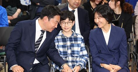 기뻐하는 곽상언 후보와 아내 노정연 씨