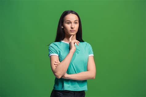 생각해 볼게요 사려깊은 식 Grreen 배경 선택을 의심 잠겨있는 여자 갈색 머리에 대한 스톡 사진 및 기타 이미지 갈색