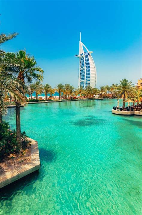 迪拜，阿拉伯联合酋长国 2016年10月06日：从madinat Jumeirah，迪拜的burj Al阿拉伯视图 在旅馆风帆的美丽的景色