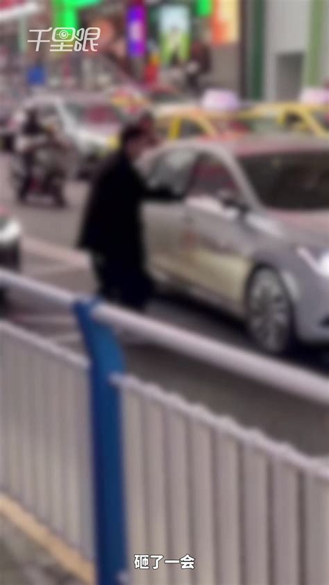 【重庆】男子疑因失恋在马路狂砸车辆，拍摄者：后续被警察带走了，赔了六千