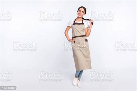낙관적 인 멋진 갈색 머리 숙녀 스탠드의 풀 사이즈 사진 빈 공간을 착용하고 회색 색 배경에 고립 된 티셔츠 앞치마를 착용하십시오 앞치마에 대한 스톡 사진 및 기타 이미지