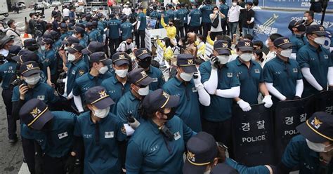 소녀상에 밧줄로 몸 묶고 대학생들 자리 못내준다