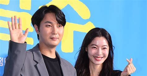 St포토 조성윤 윤소이 부부 영화관 나들이