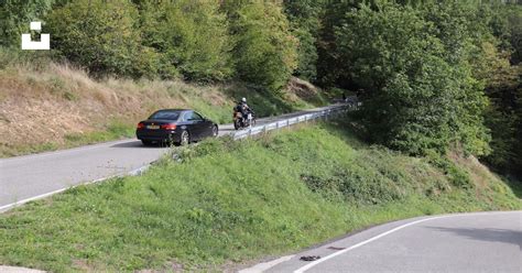 도로의 자동차와 오토바이 사진 Unsplash의 무료 모젤 이미지