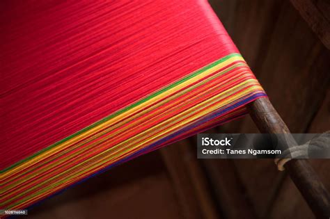 아름 다운 전통적인 손 카 렌 부족 태국에서 카 렌 부족의 독특한 정체성의 직물로 짠된 면 부드러운 햇빛입니다 검은 배경 텍스처 짜기에 대한 스톡 사진 및 기타 이미지