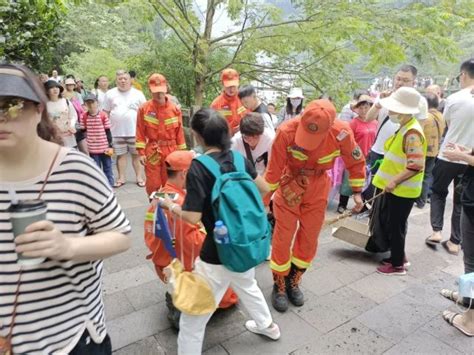 抢险救援∣女孩游黄果树景区中暑昏倒，消防紧急转运救助腾讯新闻